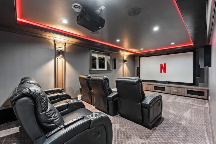 The Elara | Move Theatre | 6 Beds - 써리