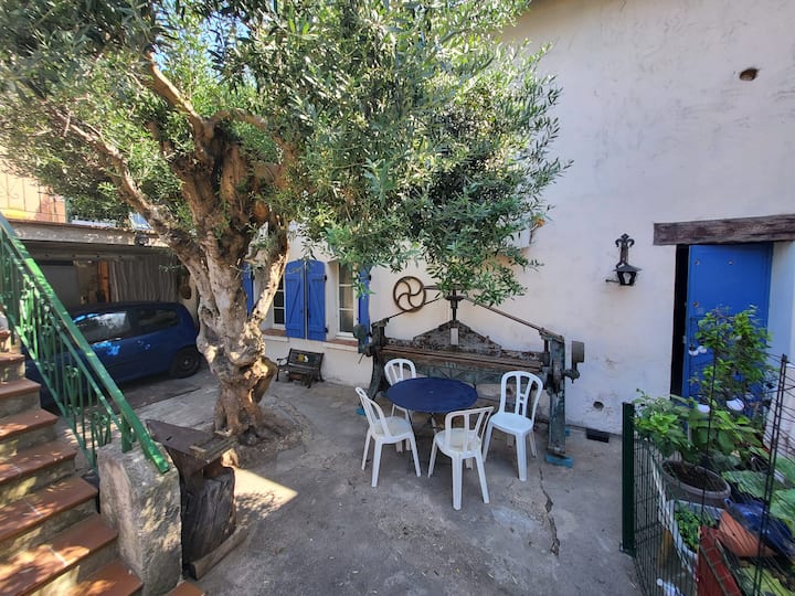 Appartement T3 Pour 4 Personnes Avec Cour Ombragée - La Ciotat