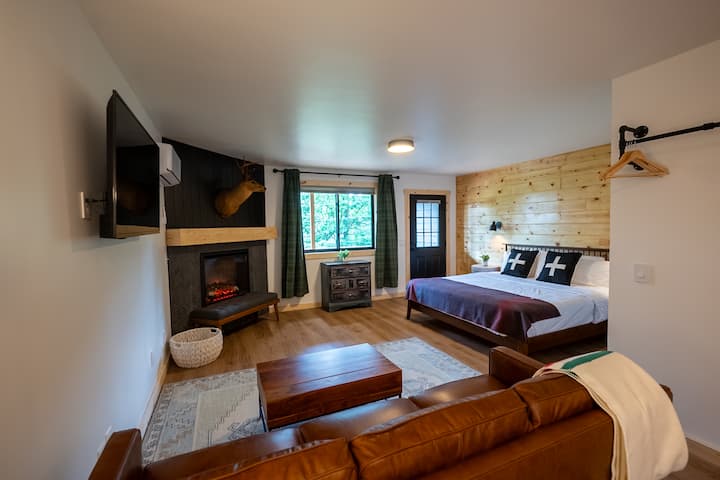 Modern Rustic Designed Suite - Eureka Springs, AR