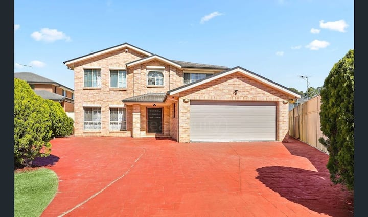 Beautiful Room In Prestons Nsw - Saint Andrews