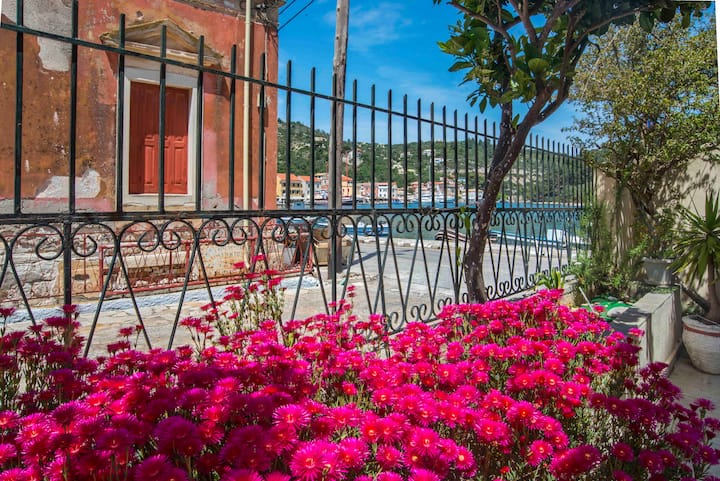 Villa Gaia: Loft 'Aura'-at The Edge Of Gaios Port - Paxi