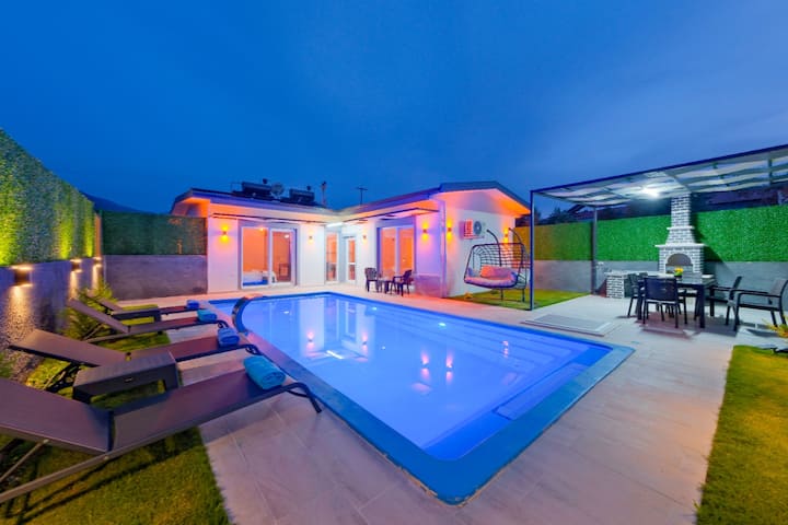 Fethiye Merkez'de Muhafazakar Jakuzili Villa - Fethiye