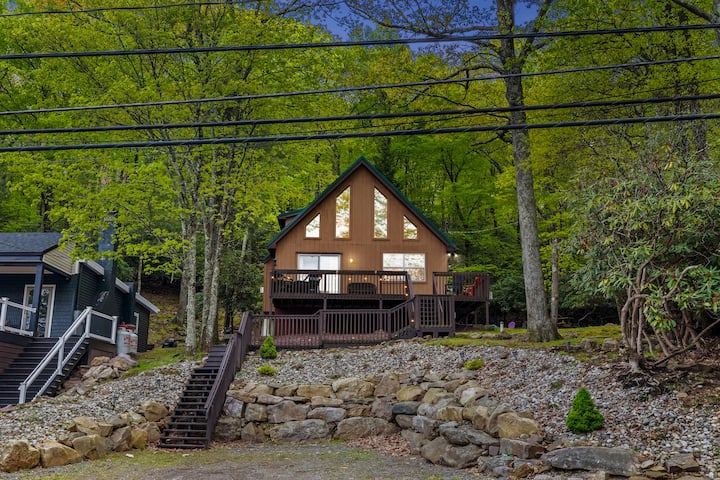 Chalet Lake Harmony W/ Lake Views - Lake Harmony, PA