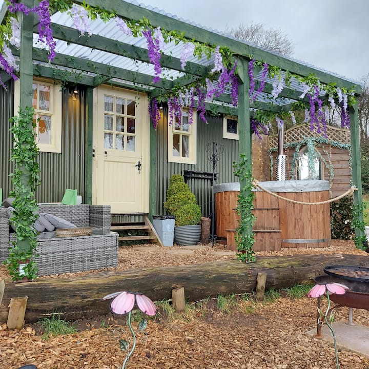Bluebell Shepherds Hut - Clitheroe