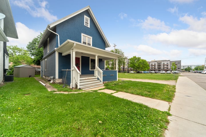 Downtown Doozy I 4br I 1.5 Ba - Lansing, MI