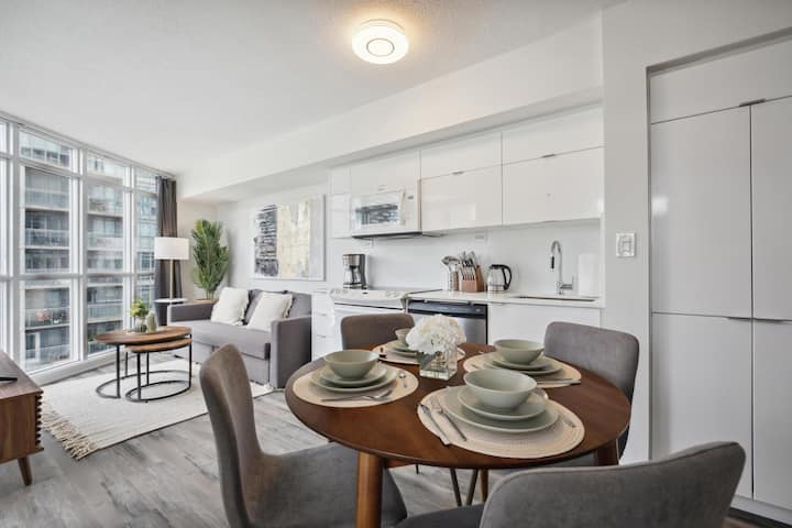 The Perfect Downtown Escape Awaits - Toronto