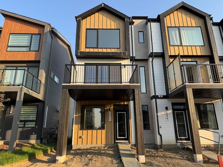 Level Up! At Riverstead 3storey 3 Bedroom 2.5 Bath - Canada