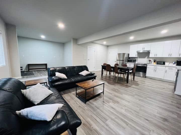 Modern Duplex + Private/quite + Plenty Of Parking - 肯特