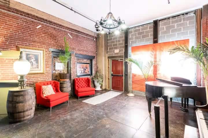 Urban Warehouse Retreat - Saint-Louis, MO