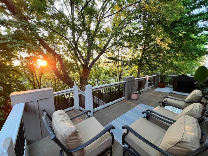 Old Market-sleeps 8, 
3 Bath, Hot Tub, Putt-putt - Omaha, NE