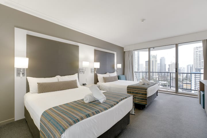 Central Studio W/ Ocean Views • Steps To Cavill - Gold Coast