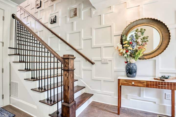 River Street Breeze - Downtown - Savannah, GA