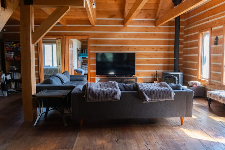 Charming Log Chalet On The Lake - Prince Edward