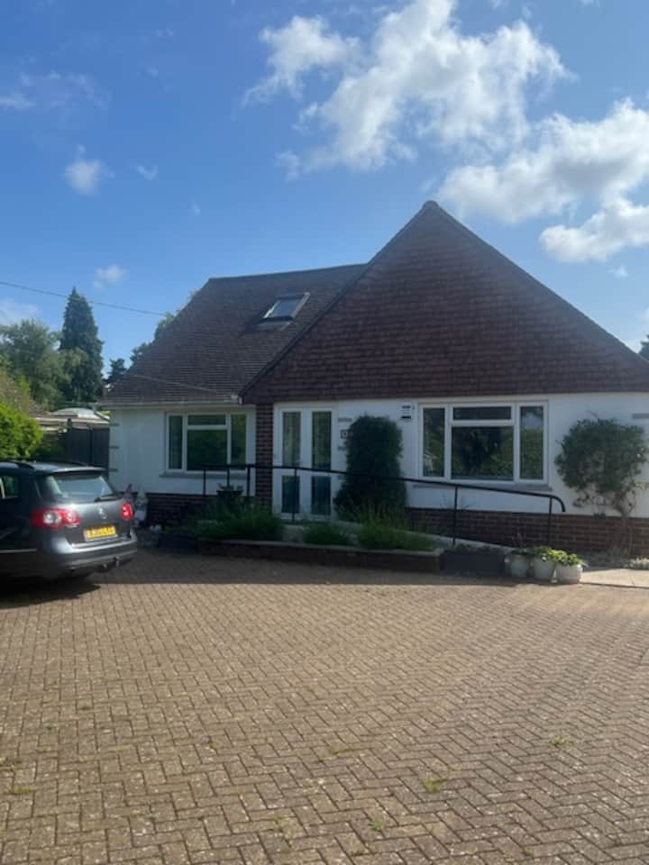 Light & Airy - Part Of Bungalow - Ringwood
