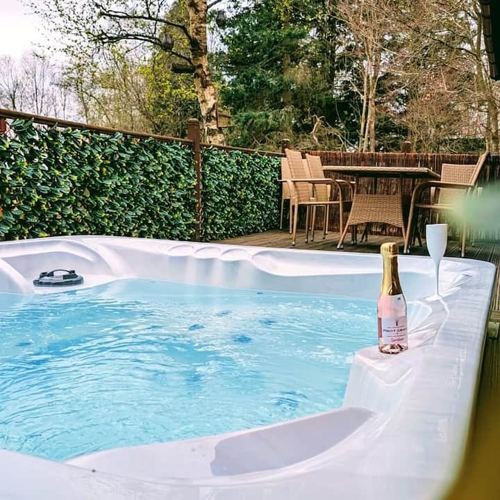 Lodge W/ Hot Tub, Outdoor Dining - Otterburn