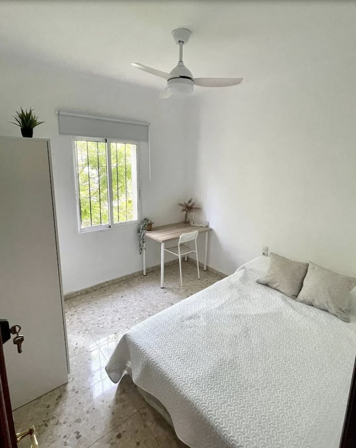 Charming Room With Balcony Near Metro - Terrassa