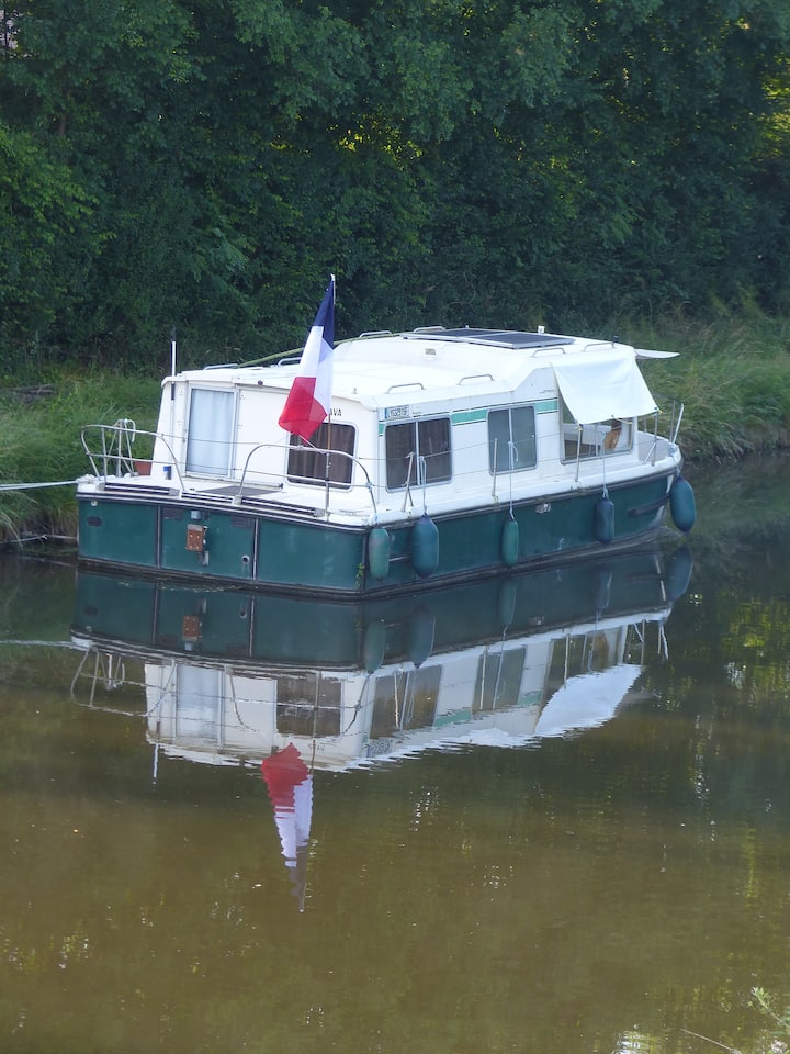 Nuitée Magique Sur Un  Bateau Aux Berges Du  Canal - Paray-le-Monial