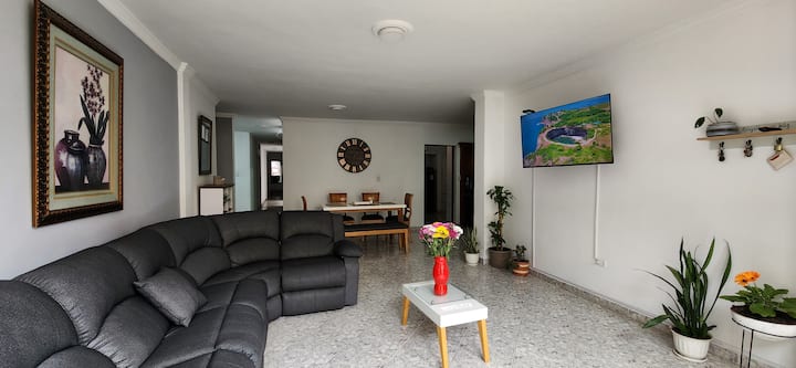 Alojamiento 200 M², Zona De Café Y Jardín Interno - Medellín