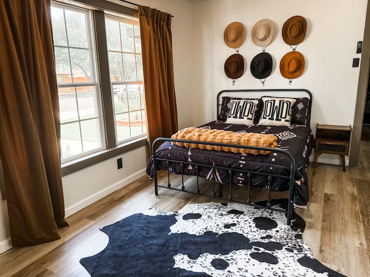 The Electric Cowboy - Huge Living/game Area - Odessa, TX
