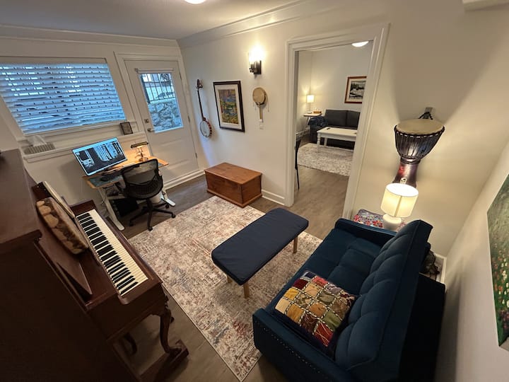 Lynn Valley Suite With Office - Mount Seymour