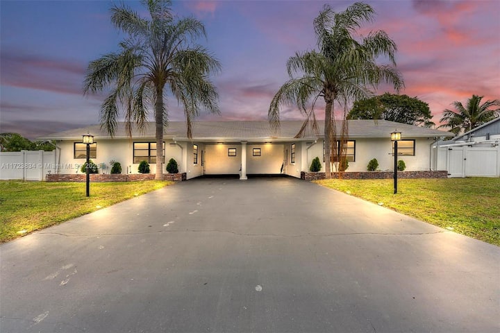 Family Luxury Air Bnb, Llc - Boynton Beach, FL