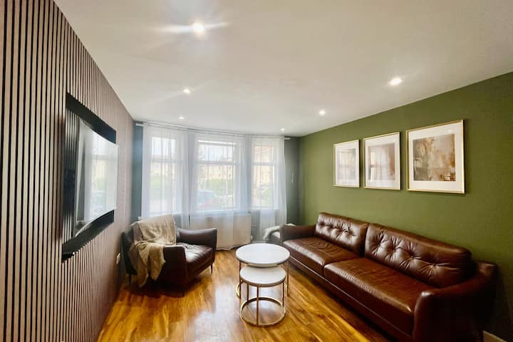 Lovely Paisley Home With Parking - Paisley