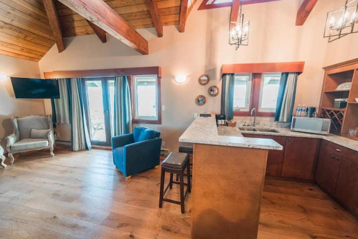 Ocean View - Studio Queen Suite - Quadra Island