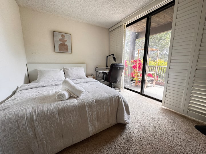 Private Room At The Ocean - Culver City, CA