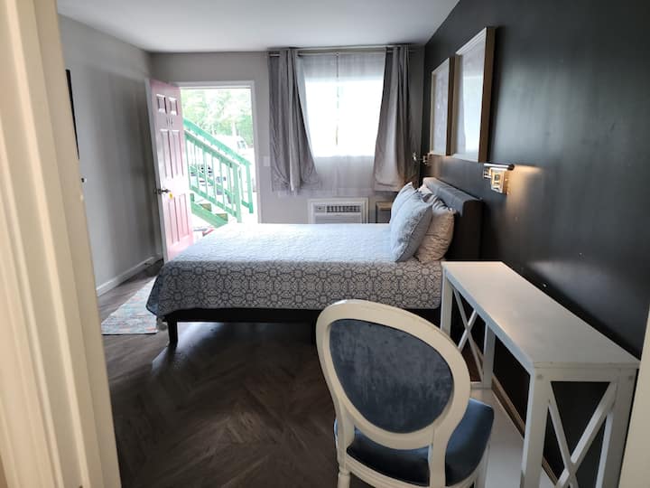 Deluxe Queen Bed Room - Lake Anna, VA
