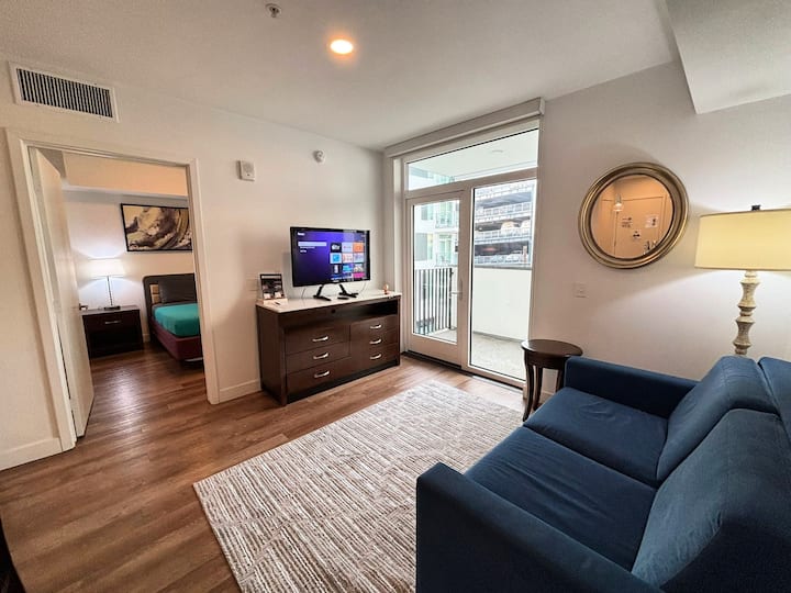 Cozy 1br W/ Balcony Walk To Restaurants & Shopping - Hollywood, CA