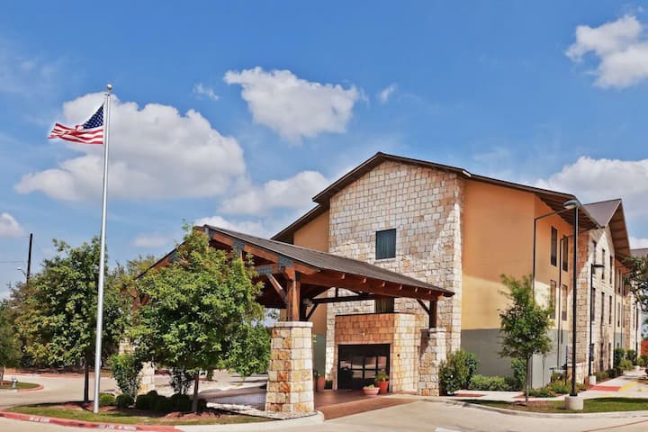 Lake Travis Getaway – Double Queen W/ Pool & Gym - Lakeway, TX