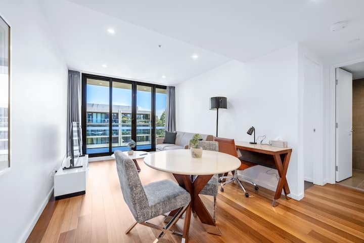 Executive 1br Retreat In Canberra Cbd + Parking - Canberra