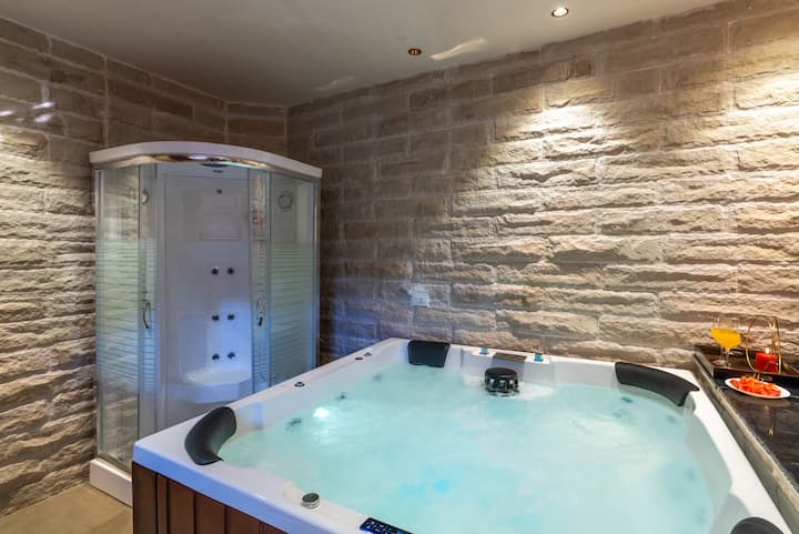 Stayvista @ Dream Haus W/ Lawn & Jacuzzi - Kasauli