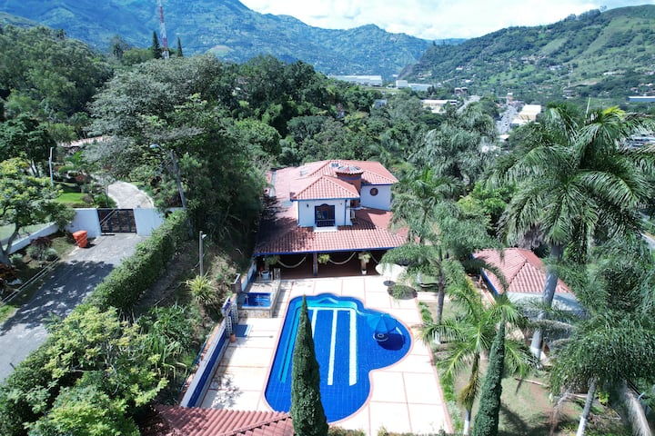 Finca Piscina/jacuzzi/30min Med - Copacabana