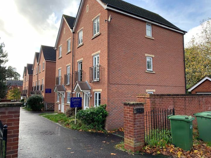 Spacious Modern Townhouse - Exeter