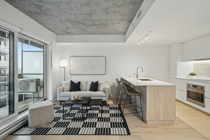 Sleek 1br | Canal, Gym, Skyline Pool & Trendy Vibe - Montréal, QC