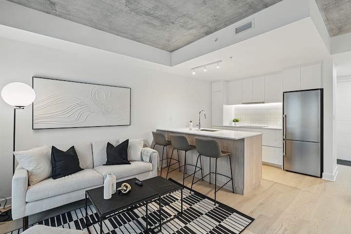 Sleek 1br | Canal, Gym, Skyline Pool & Trendy Vibe - Montreal