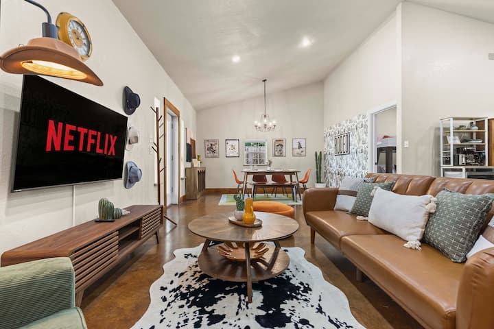 Scenic Ranch Escape• Pool • Rodeo Theme • Sleeps 9 - Keene, TX
