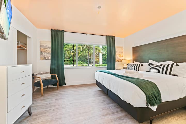 Beachside Condo • Pool + Hot Tub - Boca Raton, FL