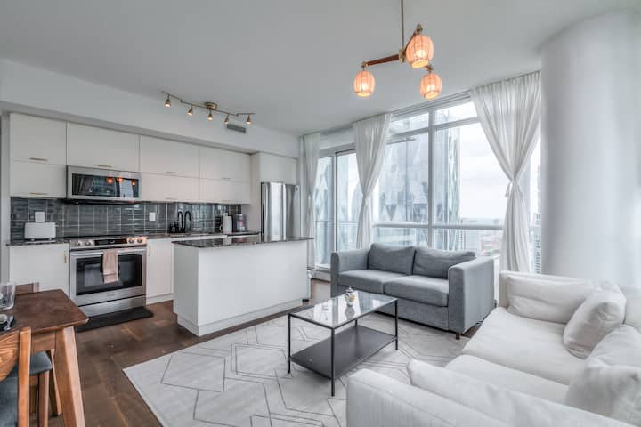 Downtown 2br Condo W/ City Views And Free Parking - Toronto