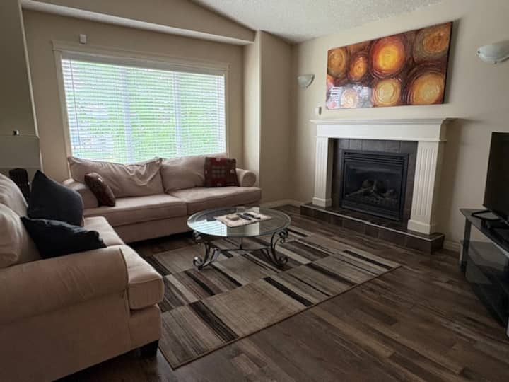 3 Bedroom, 2 Bath Detached House - Grande Prairie