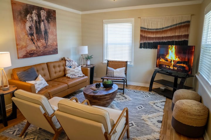 Cozy 2 Bed With Backyard Oasis - United States