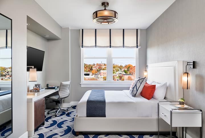 King Guest Room Bristol Boutique - Bristol, TN