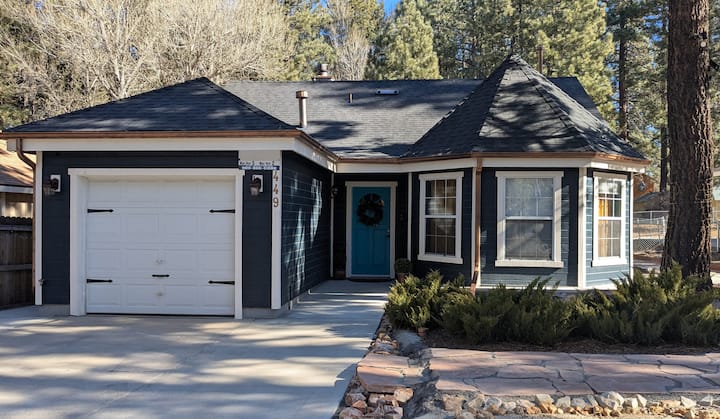 The Quiz Cottage + Games & Bbq Outdoor Area! - Big Bear Lake, CA