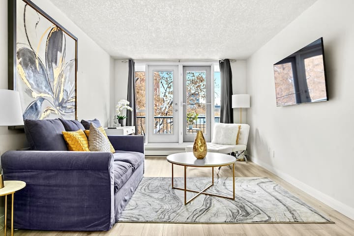 Modern & Central | Free Parking | Sleeps 4! - Calgary