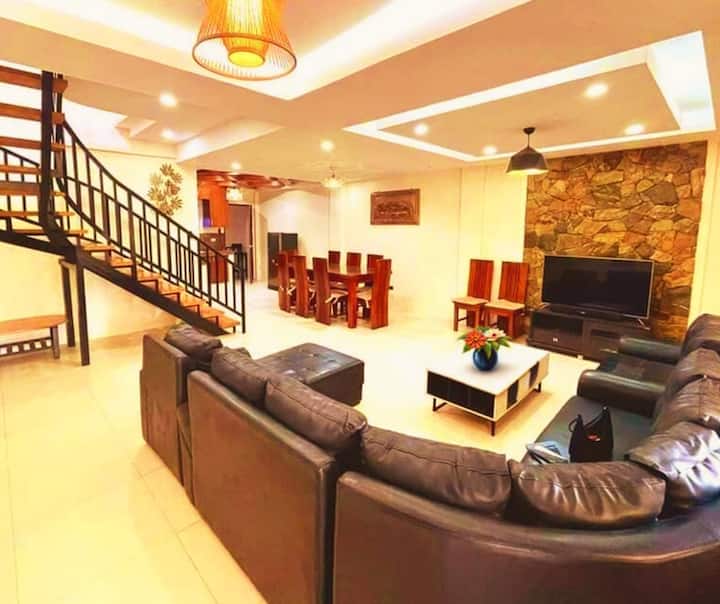 5br Pool Villa •Netflix-karaoke• Walk To Starbucks - Tagaytay