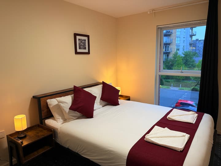 Modern 1-bed Flat Near Coop Live, Free Parking - Oldham