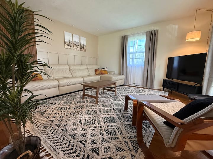 King Bed Retreat • 2 Living Areas • Near Events - Springfield, MO