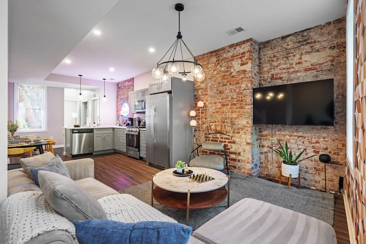 Modern 3br W/ Off Street Parking | Rooftop Deck - Pittsburgh, PA