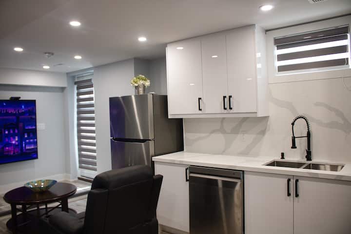 Adey's Haven: 1br + Free Parking - Bolton